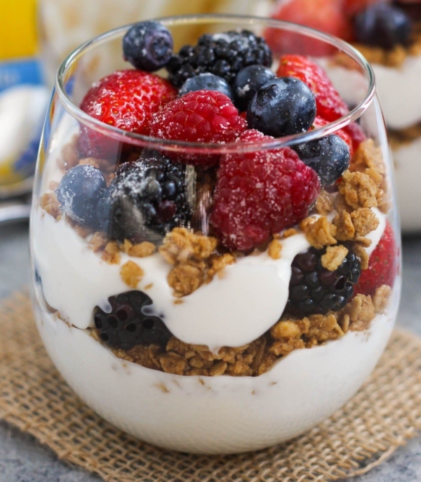 Granola, berry and vanilla Greek yogurt parfaits